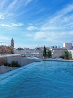 Piscina exterior, espreguiçadeiras