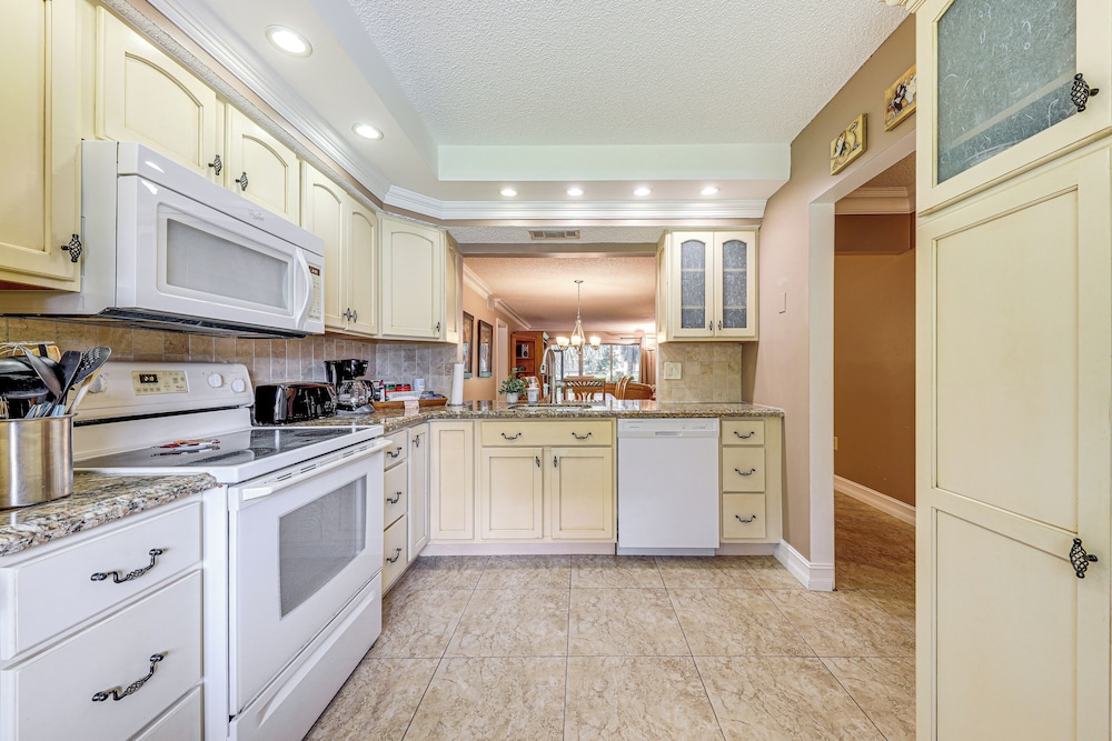 Apartment W/ Patio & Pool Access In Pompano Beach! - Deerfield Beach, FL