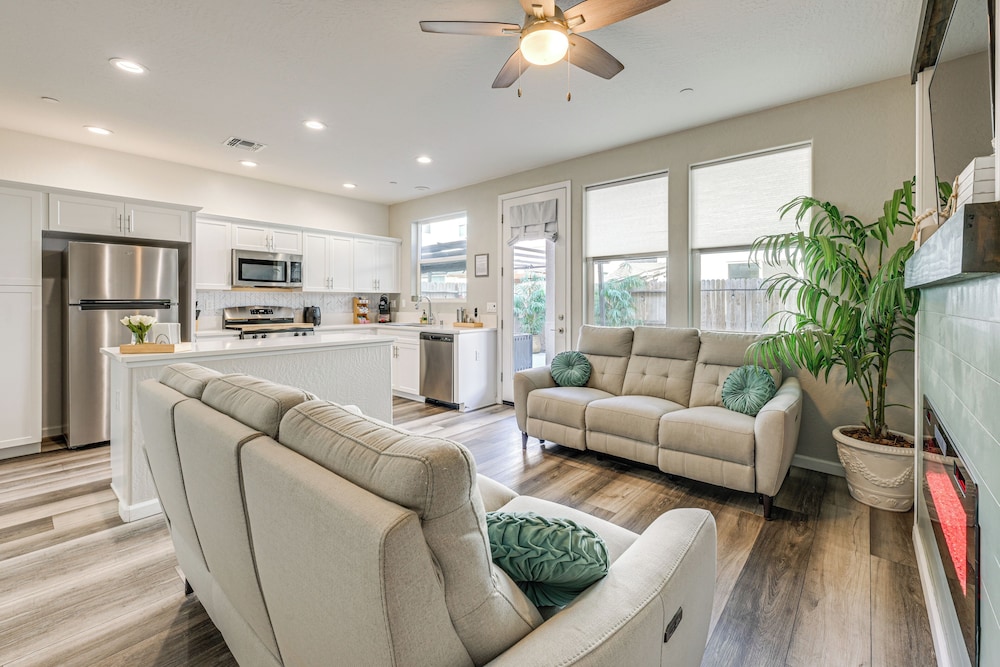 36 Mi To Sequoia Np: Pet-friendly Home W/ Dog Run! - Visalia, CA