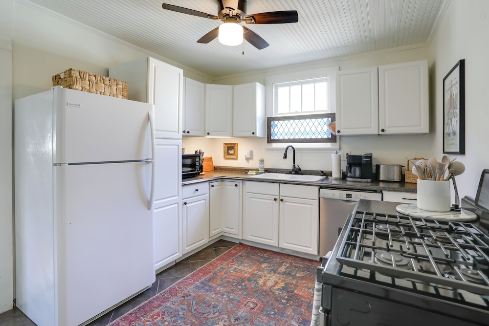 4 Mi To Dtwn: Baton Rouge Bungalow W/ Private Yard - Baton Rouge, LA