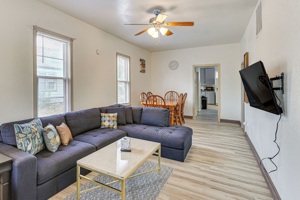 2 Mi To Dtwn: Salina Home W/ Deck & Yard - Salina, KS