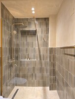 Apartamento standard, para não fumantes, sacada | Banheiro | Chuveiro, produtos de toalete biodegradáveis, secador de cabelo 