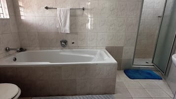 Quarto Duplo ou Twin Standard | Casa de banho | Uma combinação polibã/banheira, toalhas fornecidas, sabão, champô