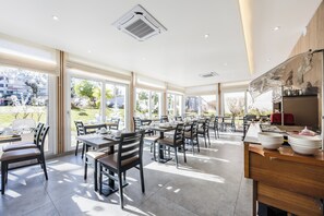 Café da manhã com buffet todos os dias mediante uma taxa