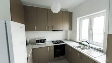 Apartamento, varanda | Cozinha privada | Um frigorífico/congelador grande, um micro-ondas, um forno