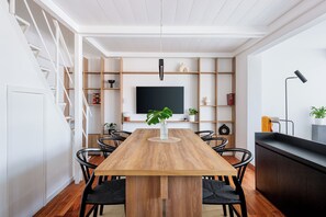 Dúplex, varanda, vista para o jardim | Sala de estar