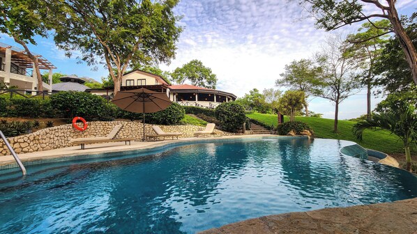 Piscina externa, guarda-sóis, espreguiçadeiras