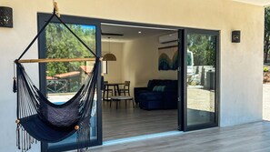 Suíte júnior, vista para o jardim | Cofres nos quartos, Wi-Fi de cortesia, roupa de cama