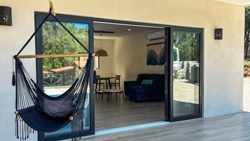 Suíte júnior, vista para o jardim | Cofres nos quartos, Wi-Fi de cortesia, roupa de cama