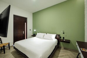 Quarto Superior, 1 cama king-size | Cofre com capacidade para portátil, secretária, ferro/tábua de engomar 