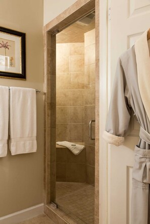 Quarto Clássico, 1 cama king-size, não fumadores, casa de banho privativa | Casa de banho | Uma combinação polibã/banheira, um secador de cabelo