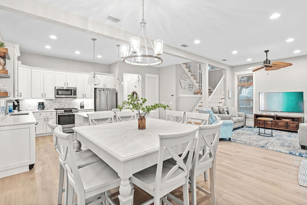 Sandy Smiles By Avantstay Seagrove Walk To Beach + Pool - Seaside, FL