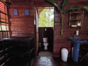 Cabana de Madeira Clássica, vista para o jardim | Casa de banho | Toalhas fornecidas, papel higiénico