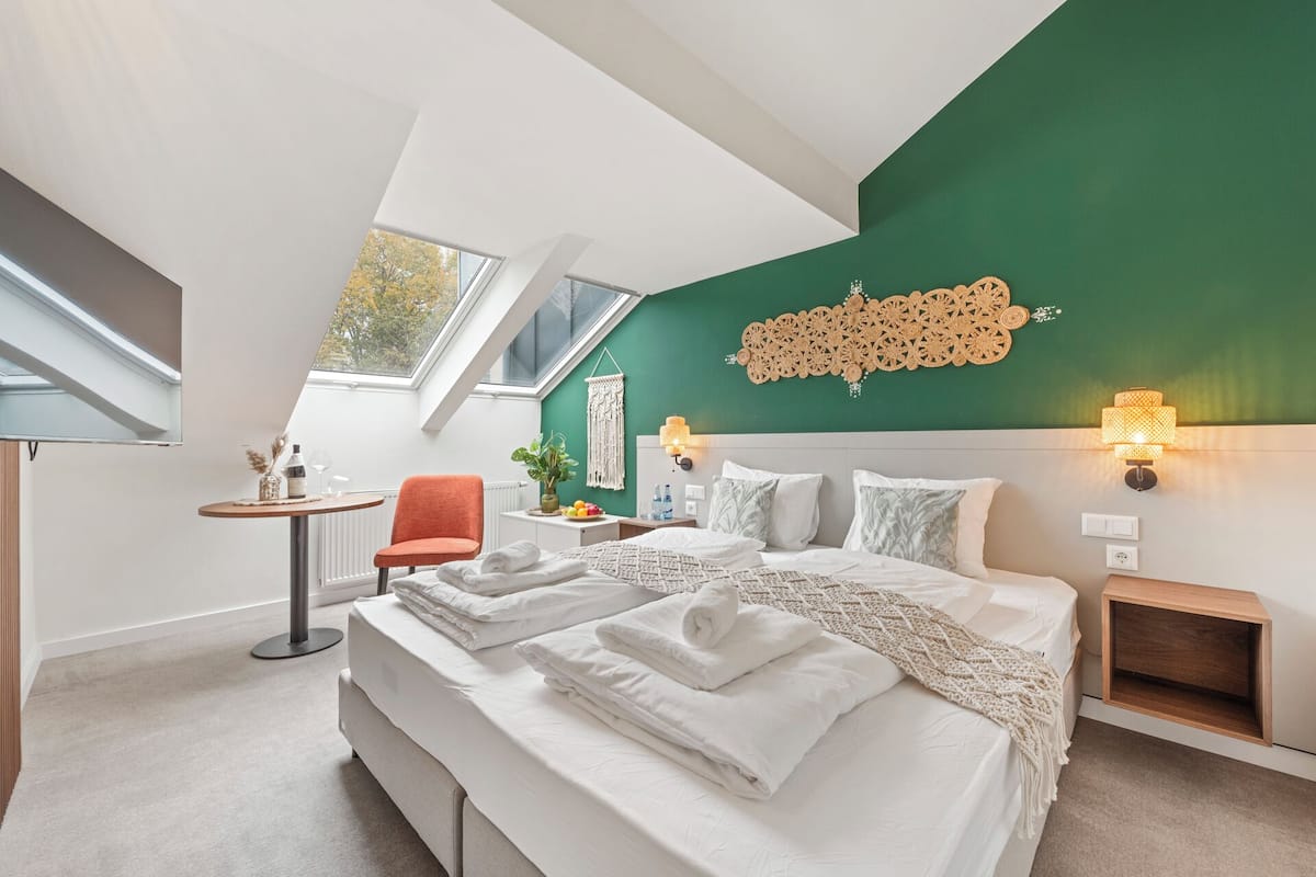 Quarto casal conforto, 1 cama King, para não fumantes, banheiro privativo | Roupas de cama premium, escrivaninha, espaço de trabalho para notebook