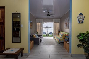 Apartamento Deluxe, vista para o oceano | Sala de estar | Smart TV de 32 polegadas com canais por cabo, Netflix 