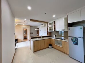 Apartamento superior, 3 quartos, cozinha, vista para a cidade | Cozinha privada | Geladeira, micro-ondas, cooktop, panela elétrica de arroz
