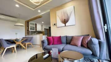 Apartamento Superior, 3 quartos, cozinha, Vista para a cidade | Sala de estar | Televisor de ecrã plano de 42 polegadas com canais por cabo