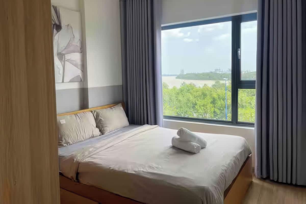 Apartamento superior, 3 quartos, cozinha, vista para a cidade | 1 quarto, frigobar, escrivaninha, espaço de trabalho para notebook