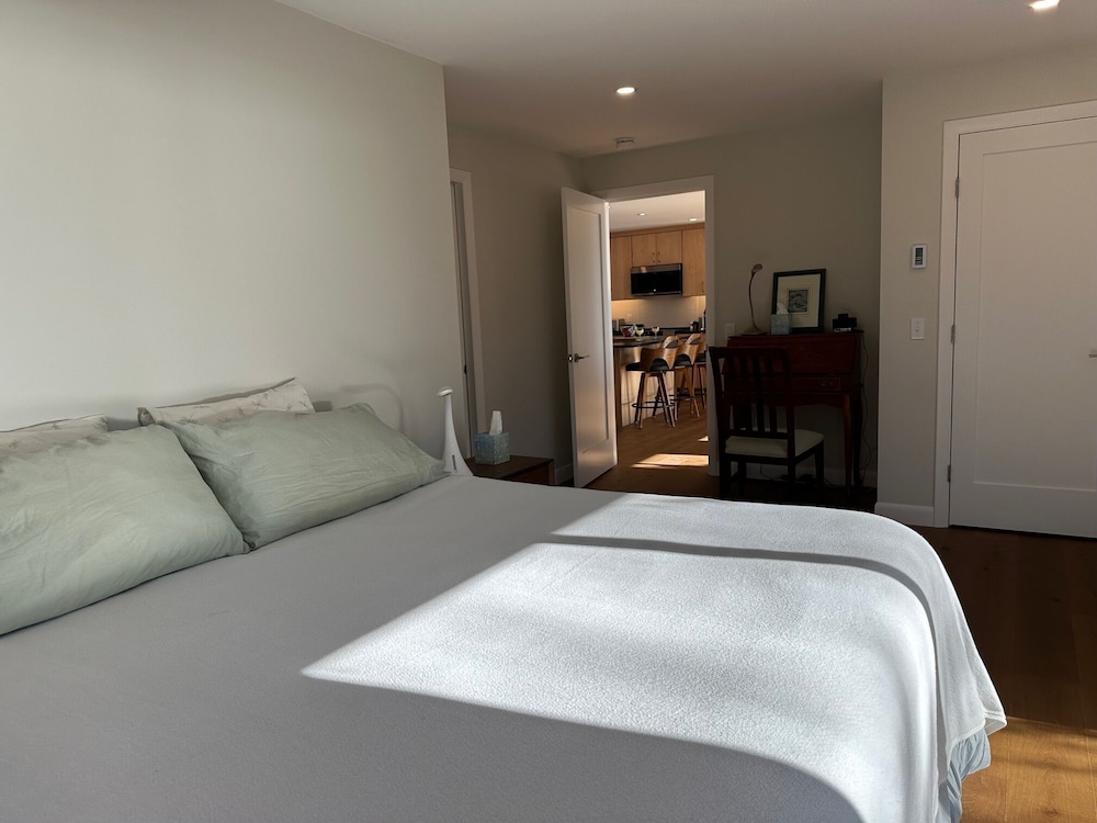 Stunning Ocean Views, newly renovated cottage-close to preserves ...