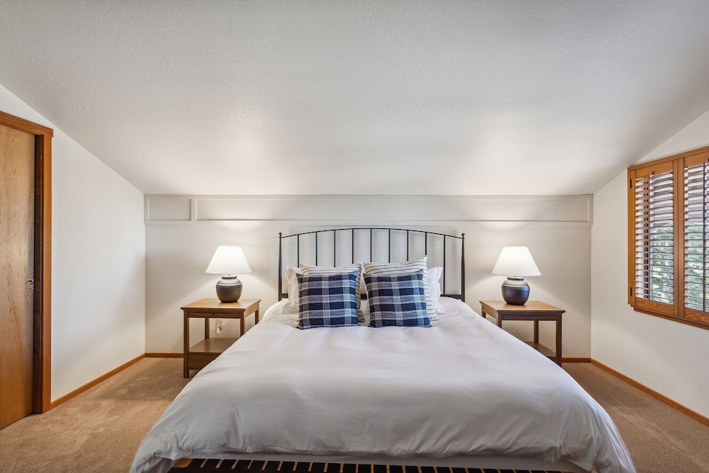 Spacious 4BR Cabin in Northstar – Family Retreat Near Skiing, Golf & Village! - Truckee | Vrbo