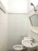 Quarto básico | Banheiro | Chuveiro, toalhas de banho, sabonete, shampoo
