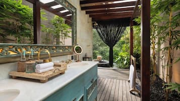 Vila standard, 1 cama King, vista para o vale | Banheiro | Banheira e chuveiro separados, secador de cabelo, roupões de banho