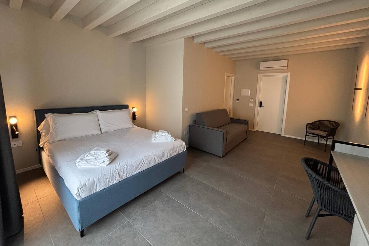 Quarto Quádruplo Deluxe | Minibar, cortinas/cortinados opacos, Wi-fi grátis