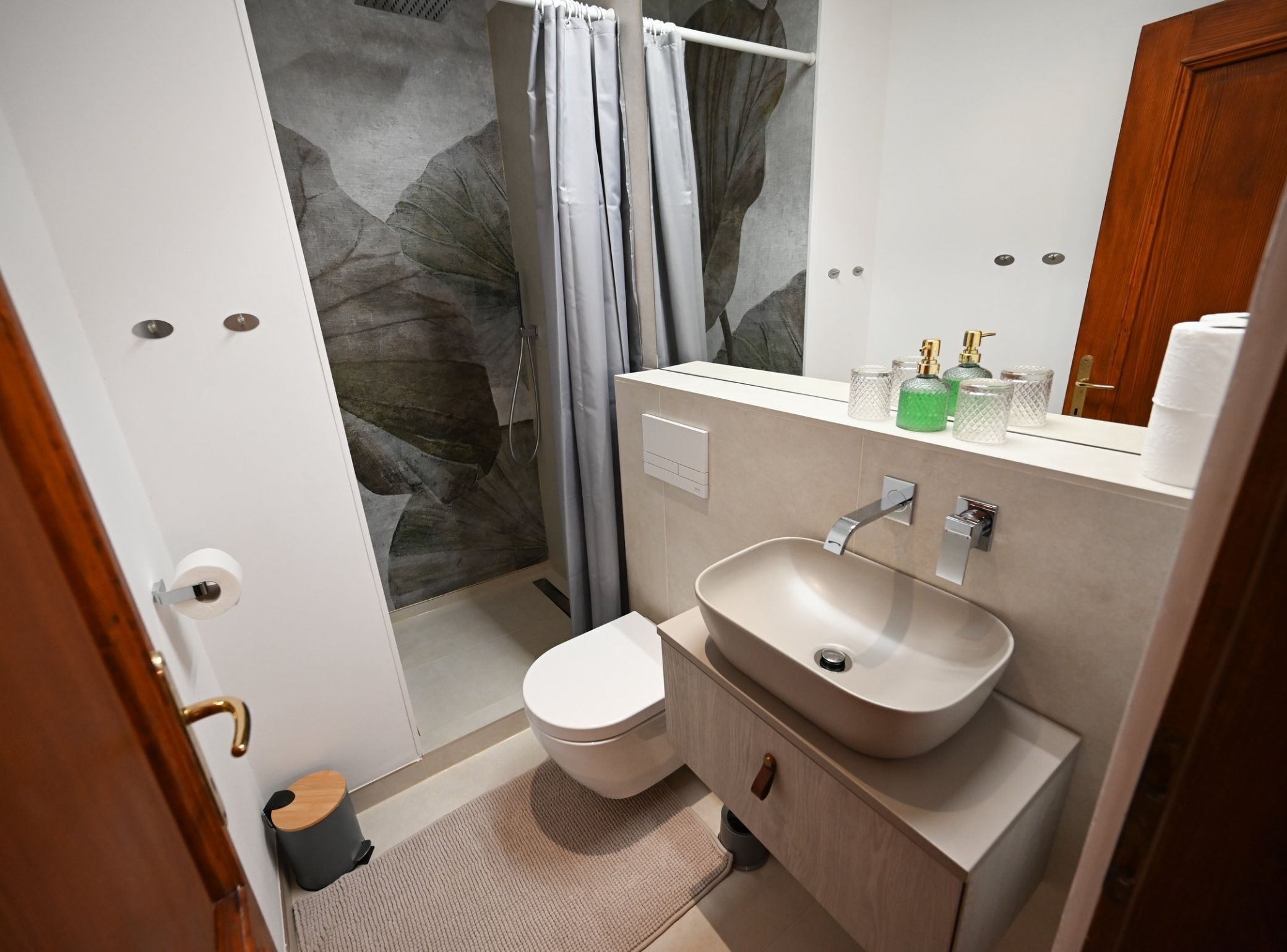 Apartamento (Three Bedroom Apartment with Sea View) | Casa de banho | Um polibã, toalhas fornecidas 
