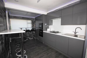 Casa, 3 quartos | Cozinha privada