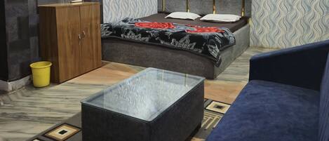 Quarto Duplo | Secretária, Wi-fi grátis, roupa de cama fornecida