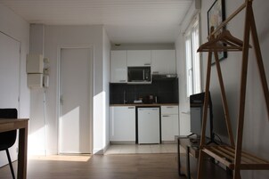 Estúdio conforto, para não fumantes, cozinha americana | Cozinha privada | Chaleira elétrica, mesas de jantar