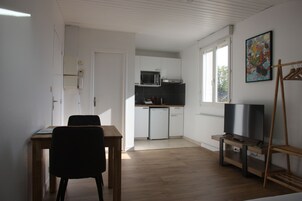 Estúdio conforto, para não fumantes, cozinha americana | Cozinha privada | Chaleira elétrica, mesas de jantar