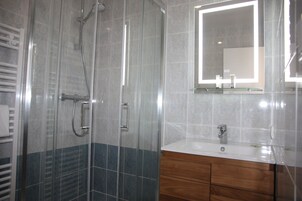 Apartamento superior, 2 quartos, para não fumantes, cozinha | Banheiro | Banheira e chuveiro separados, chuveiro com efeito de chuva