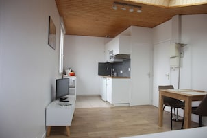 Suite-Estúdio Comfort, 1 cama king-size, não fumadores, kitchenette | Kitchenette privada | Uma chaleira elétrica, mesas de jantar 