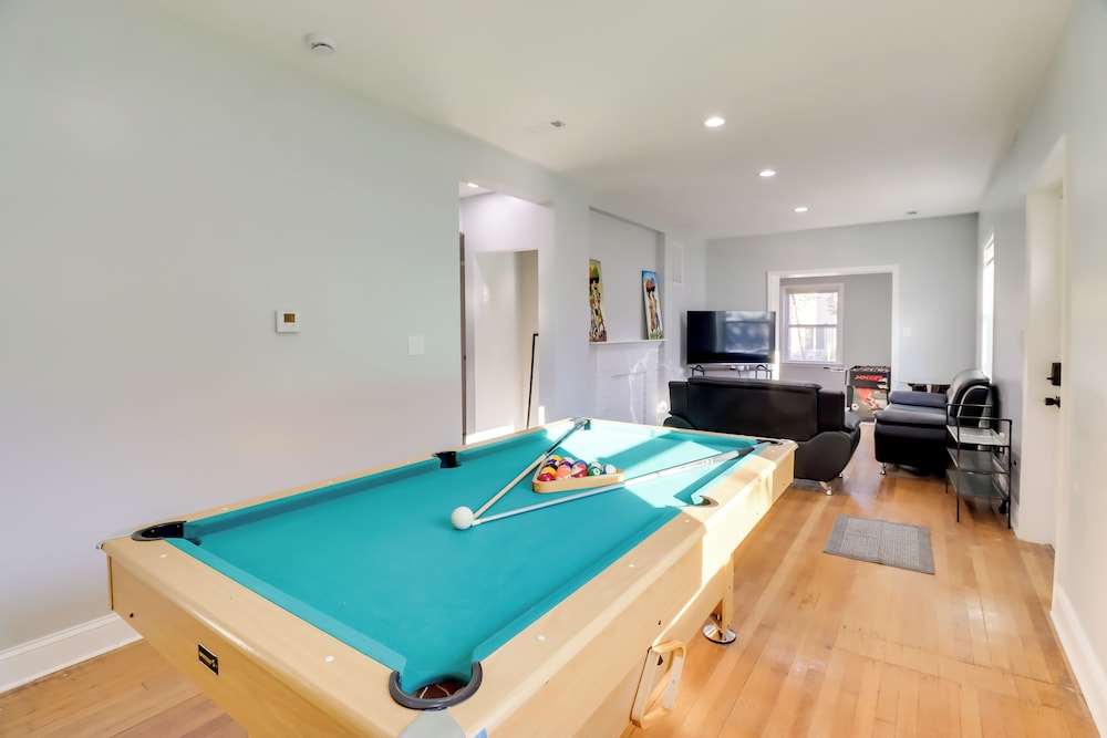 5 Mi To National Mall: Dc Home W/ Pool Table - 