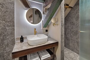 Quarto Comfort | Casa de banho | Um polibã, um chuveiro fixo, um secador de cabelo, toalhas fornecidas