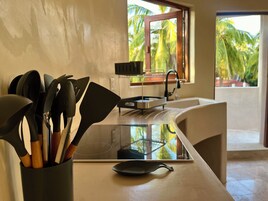 Apartamento Superior, vista para o jardim | Cozinha privada | Um frigorífico, uma placa de cozinha, utensílios de cozinha 