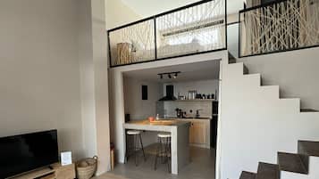 Apartamento, para fumantes | 2 quartos, escrivaninha