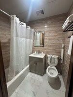 Quarto Comfort, 1 quarto | Casa de banho | Artigos de higiene pessoal grátis, toalhas fornecidas, sabão, champô 