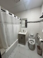 Quarto Comfort, 1 quarto | Casa de banho | Artigos de higiene pessoal grátis, toalhas fornecidas, sabão, champô 