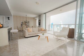 Apartamento (31G) | Sala de estar | Smart TV 