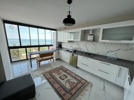 Apartamento Deluxe, 3 quartos, vista para o mar | Cortinas/cortinados opacos, ferro/tábua de engomar, Wi-fi grátis 