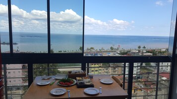 Apartamento Cidade, 2 quartos, varanda, vista parcial para o mar | Cortinas/cortinados opacos, ferro/tábua de engomar, Wi-fi grátis 