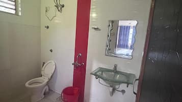 Quarto casal luxo, vista para a cidade | Banheiro | Chuveiro, produtos de toalete grátis, toalhas de banho, sabonete