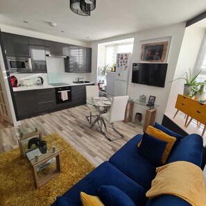 Apartamento | Sala de estar | Televisor