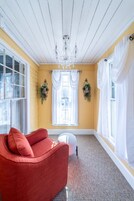 Suíte superluxo | Banheiro | Toalhas de banho, sabonete, shampoo, papel higiênico