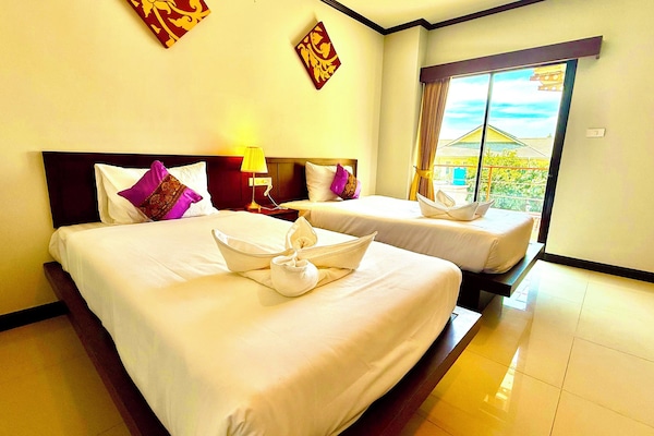 Quarto Twin Deluxe, varanda | Secretária, secretária adequada para computadores portáteis