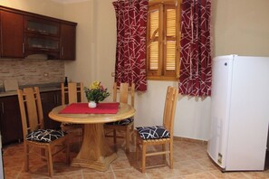 Apartamento Deluxe, varanda, Vista para a cidade | Sala de estar | Smart TV de 50 polegadas com canais digitais, colunas inteligentes 