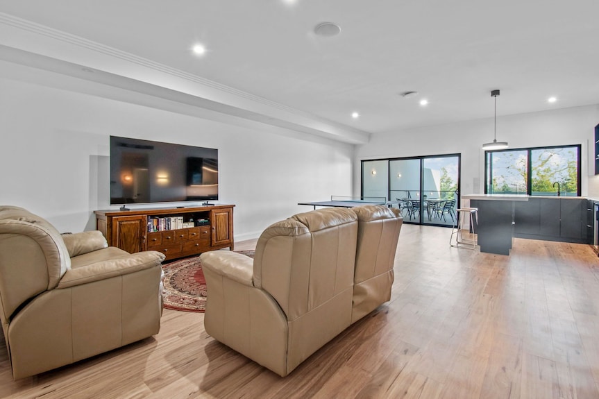 Vista Heights - Contemporary Entertainer - Wagga Wagga
