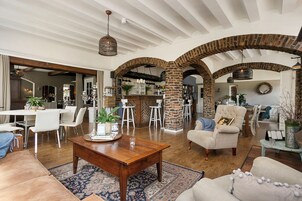 Café da manhã continental todos os dias (EUR 15 por pessoa) 